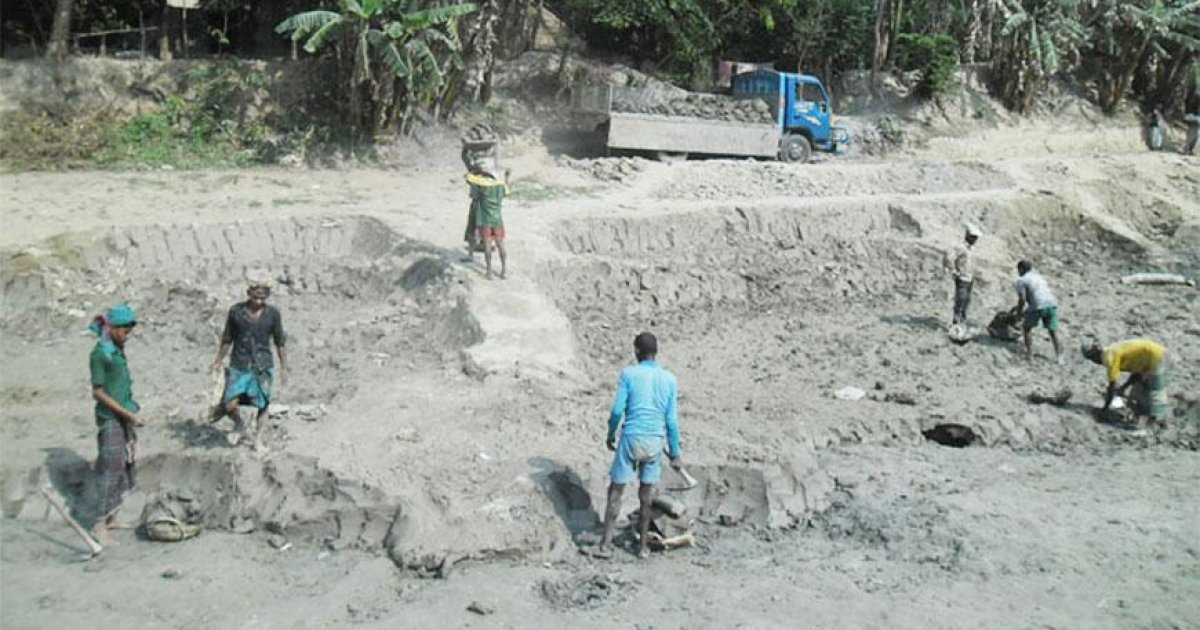 Illegal sand mining continues on Kharkharia floodplain