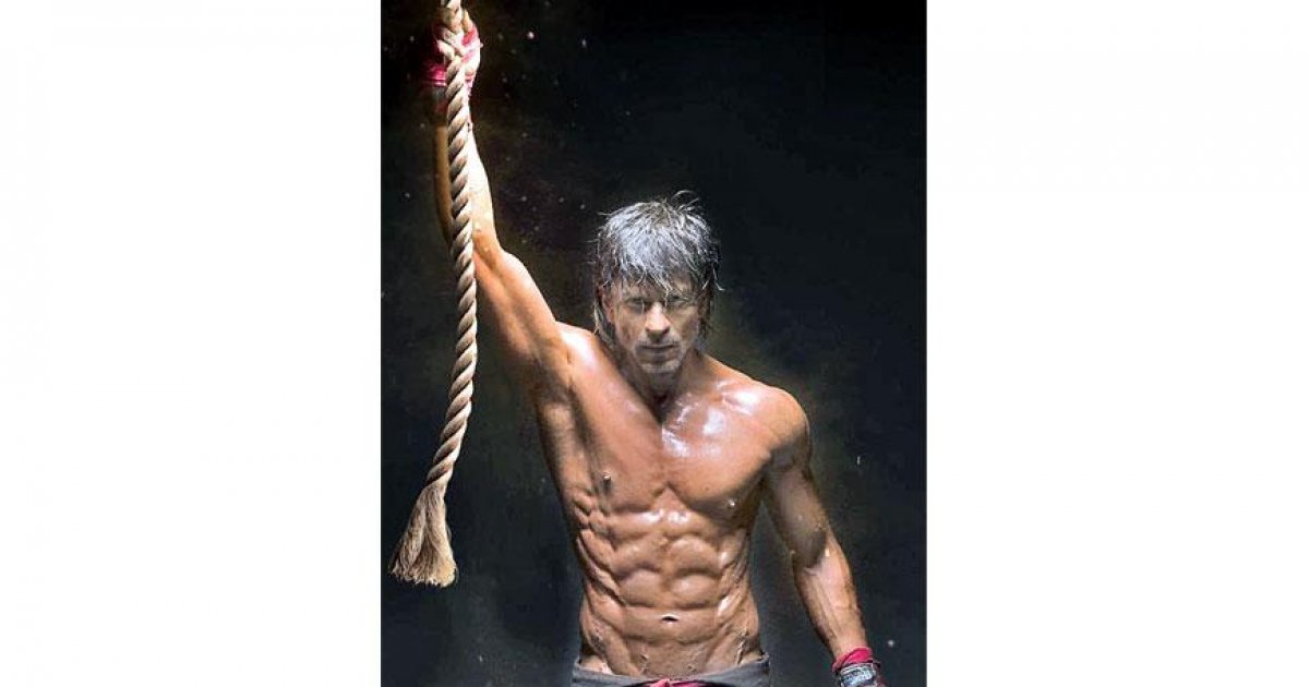 Shah Rukh Khan unveils eight-pack abs