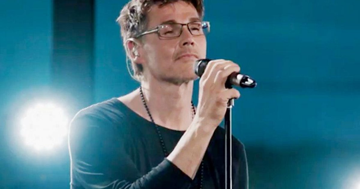 A-ha brings audience to tears with acoustic Take on Me