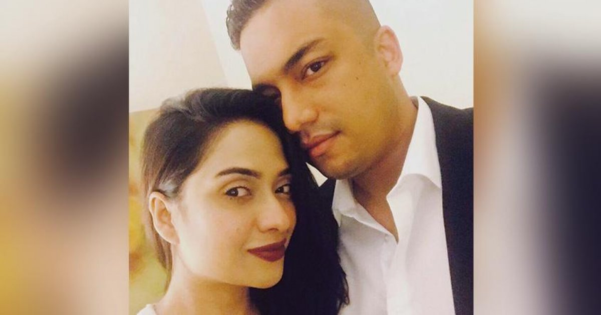 Anchor and model Ambrin ties knot