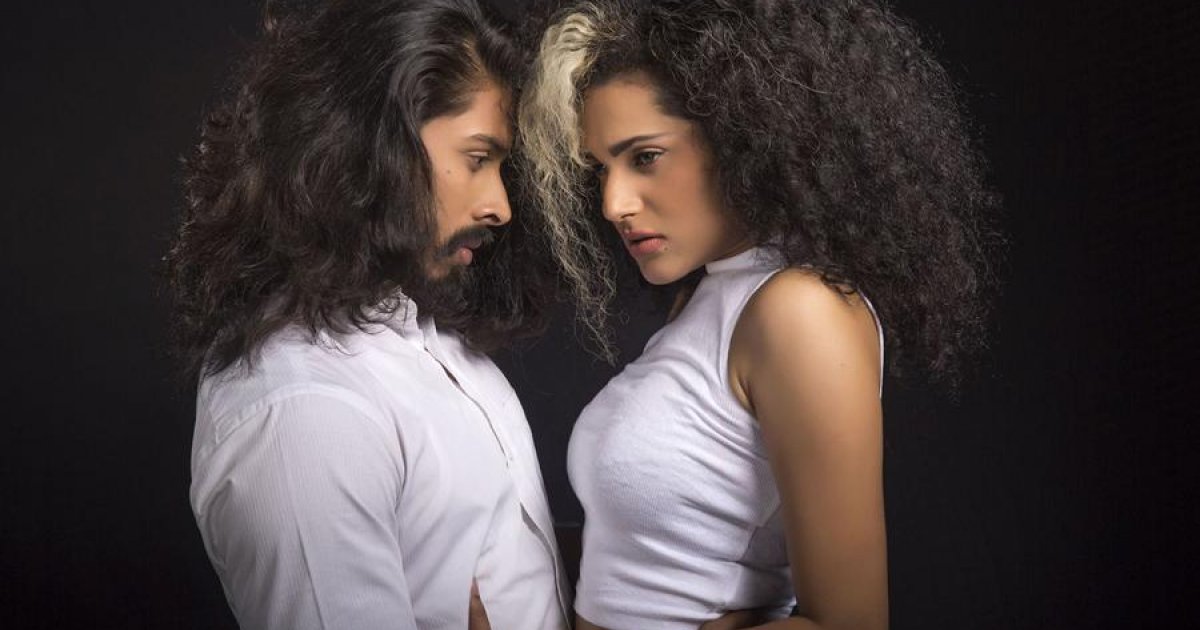 Model Emi ties the knot