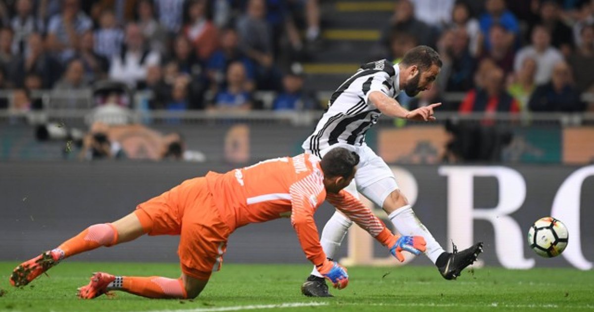 Juventus score twice in last five minutes to sink 10-man Inter