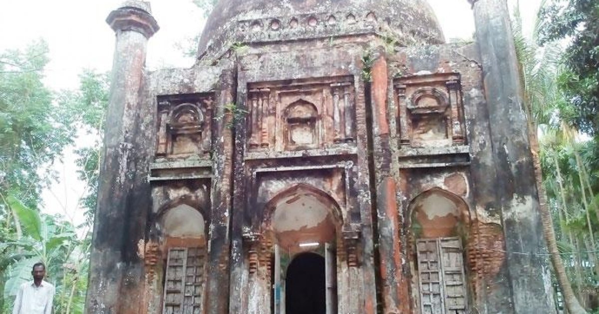 500-year old mosque stands on the verge of ruin