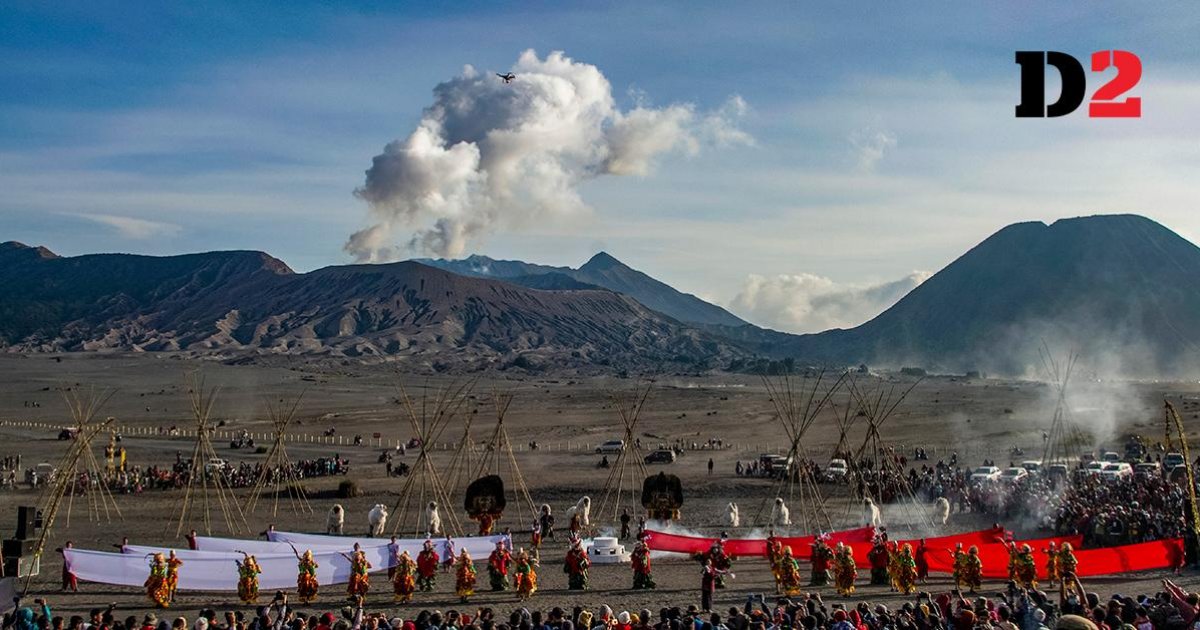Ritual sacrifice draws crowds to Indonesia volcano