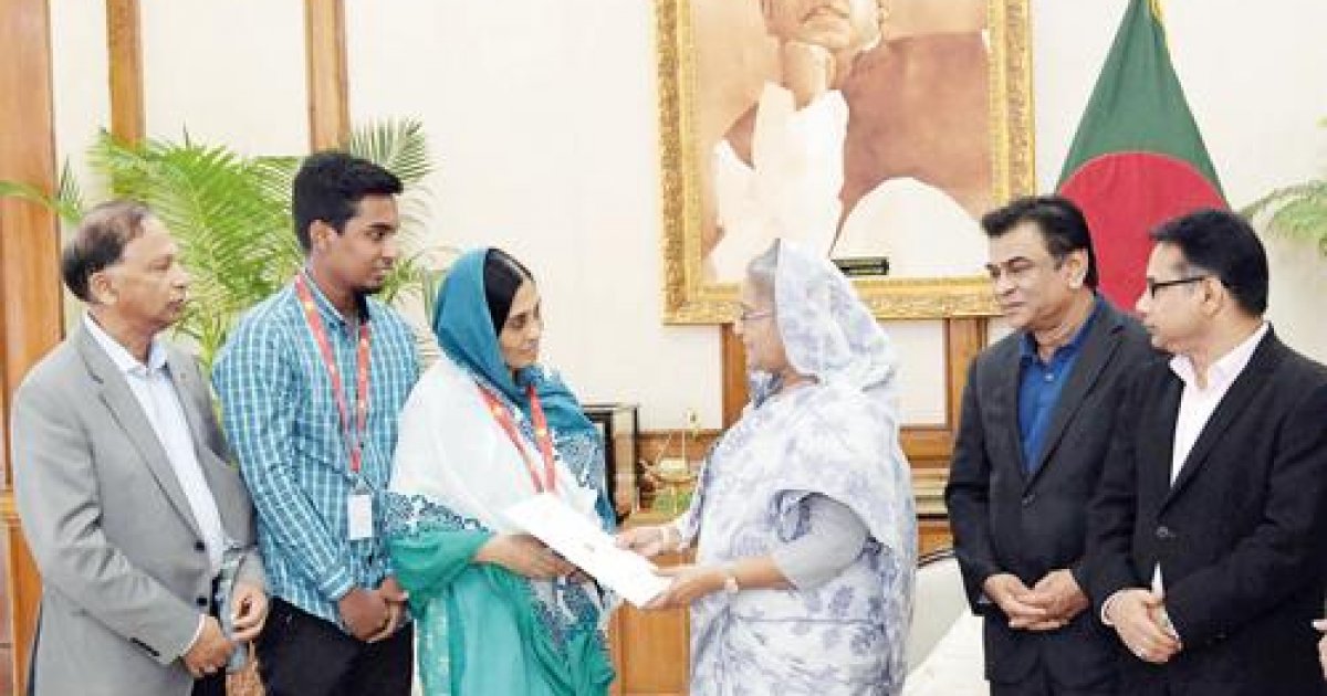 PM Hasina gives flats to former footballers, hockey player