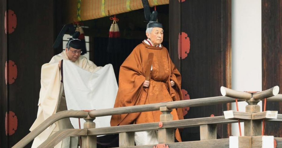 Emperor Akihito becomes first Japanese monarch to abdicate in 200 years