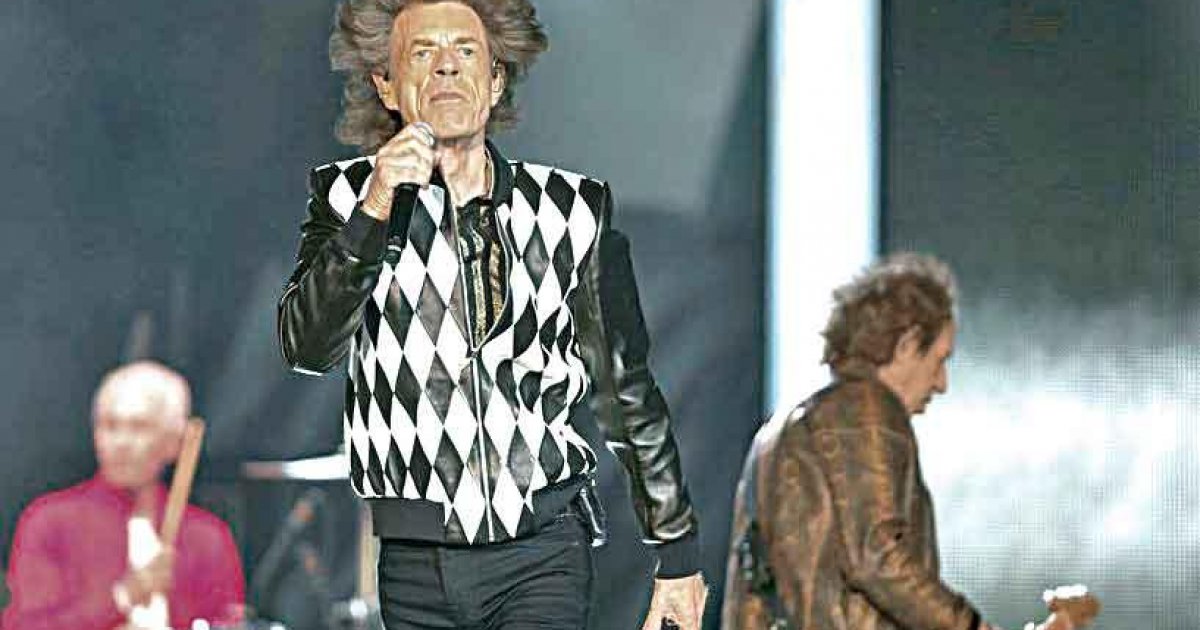 Jagger back on stage after heart surgery