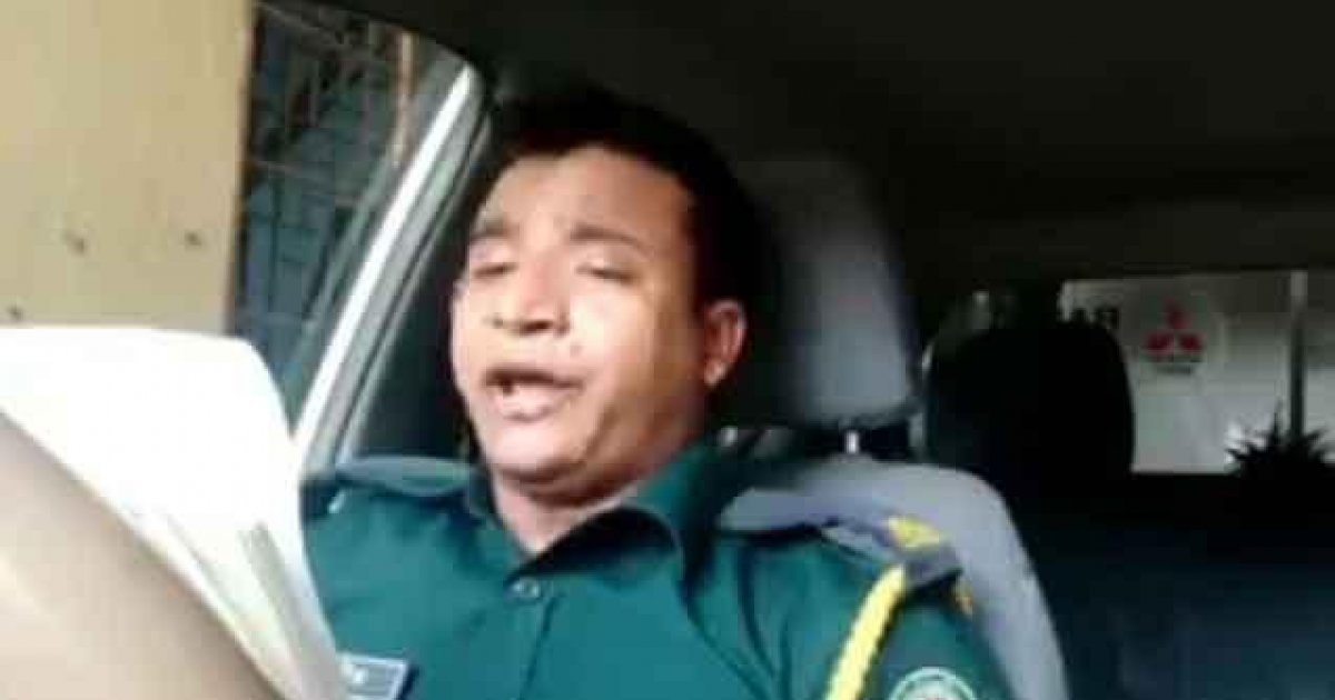 Video of policeman singing for journos goes viral in Facebook
