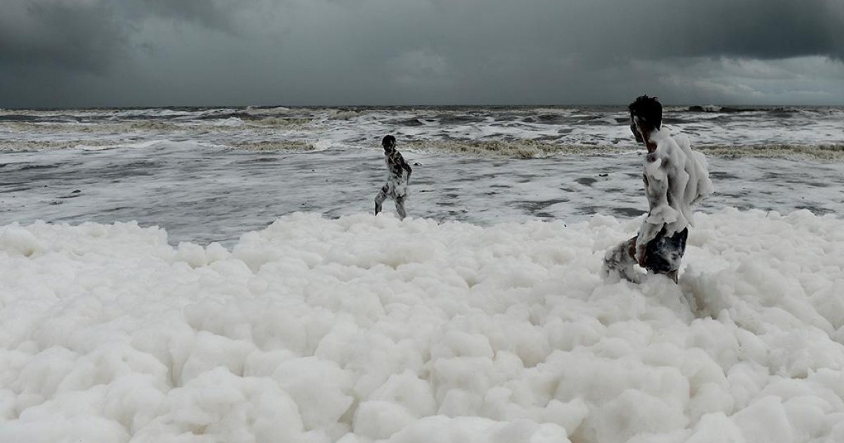 Toxin-laced bubbles cause pollution hazard on Indian beach