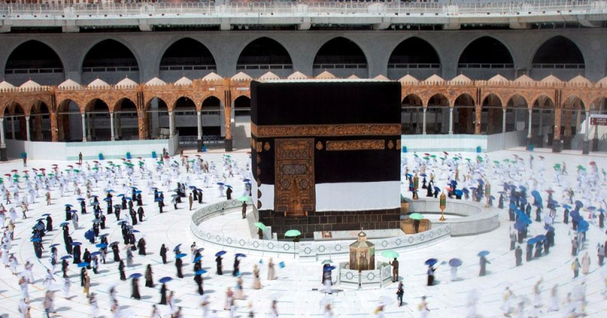 Socially distanced robots serve Mecca holy water ahead of Hajj