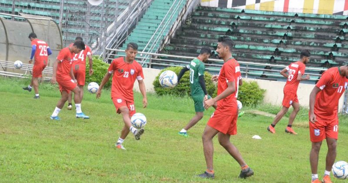 Footballers begin training with cooper test