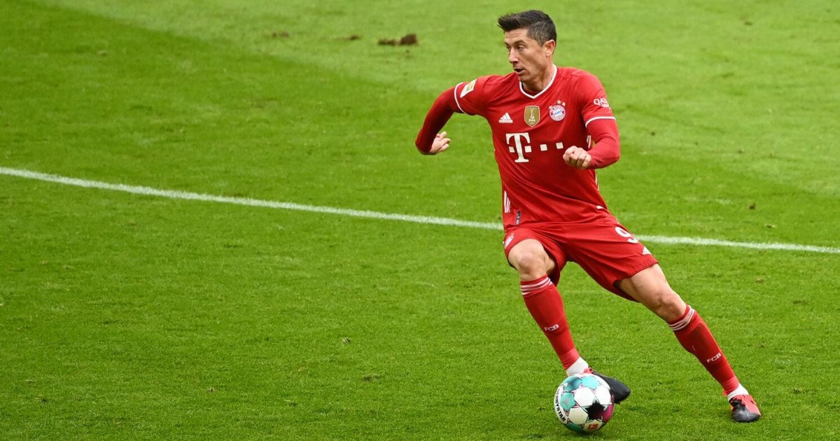 Lewandowski hits treble as 10-man Bayern run riot