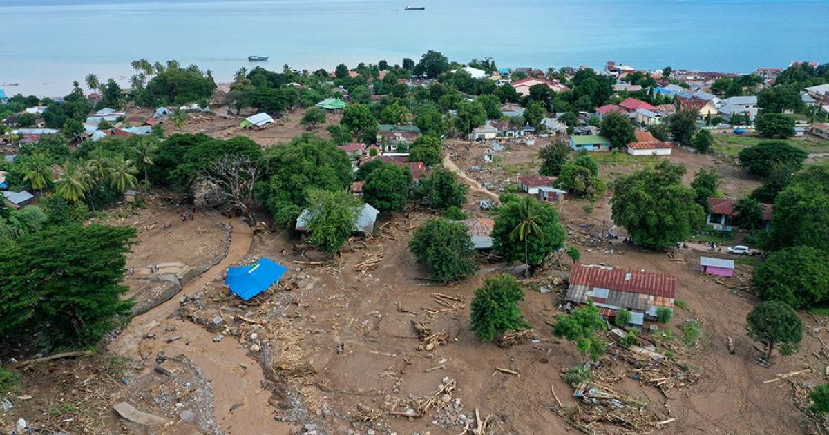 Aid flows into cyclone-struck Indonesia as death toll rises