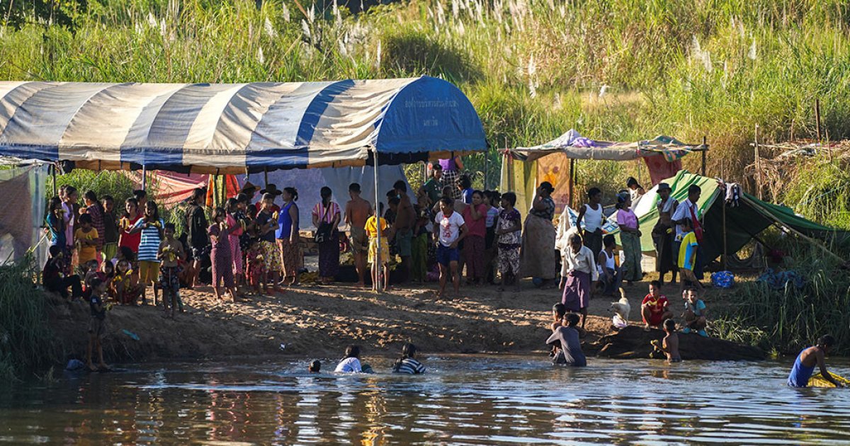 Myanmar villagers camp along Thai river