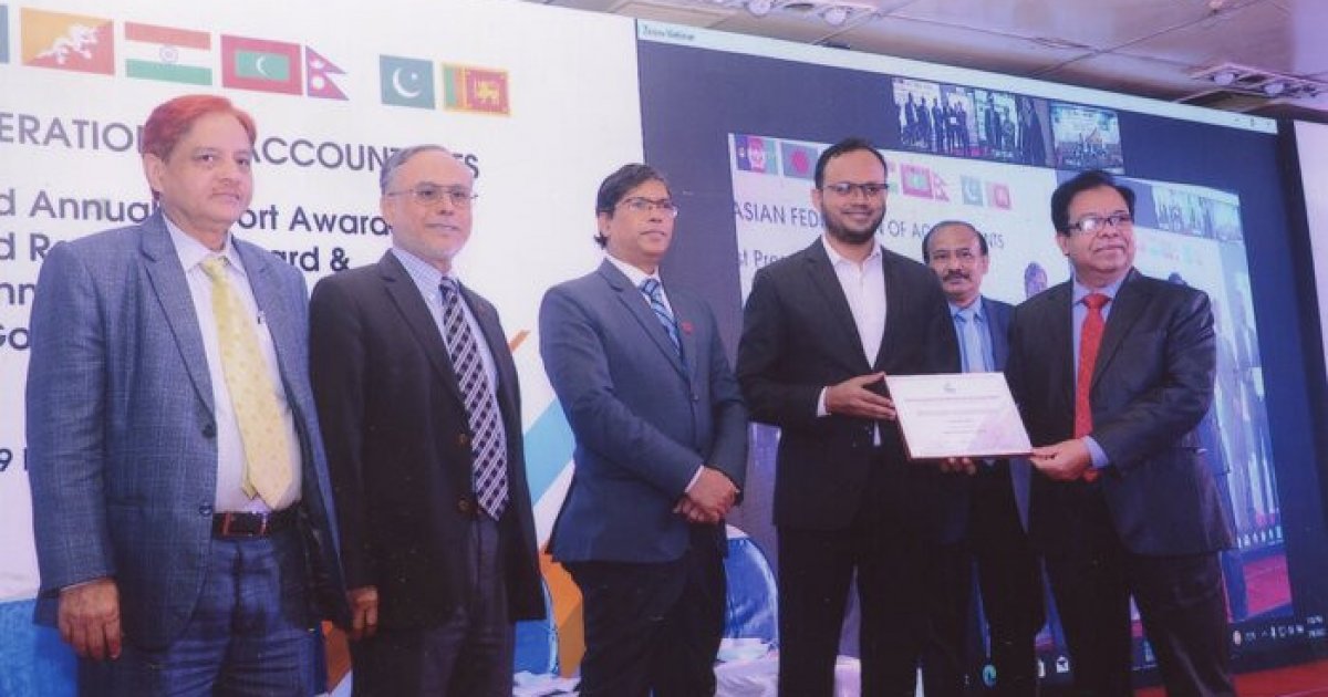 Safa presents the ‘Best Presented Annual Report’ award to Eastland ...