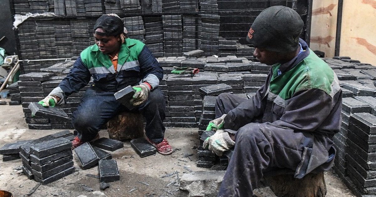 Kenyan inventor turns plastic into bricks