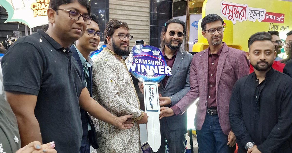 Musician Sumon meets fans and hands over prizes to campaign winners