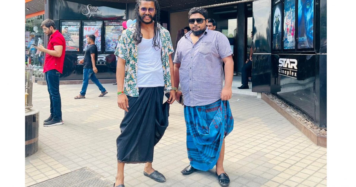 Artist Morshed Mishu wears lungi to Cineplex
