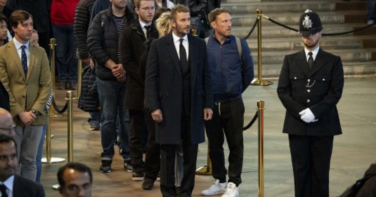 Beckham queues through the night to see queen's coffin
