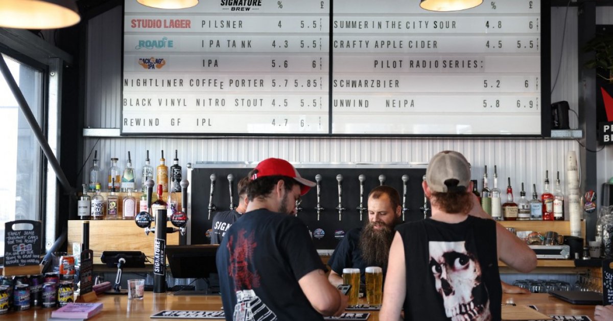 UK bars offer 'working from pub' deals