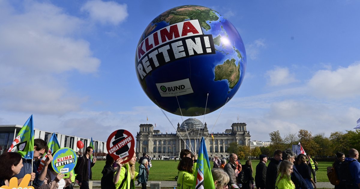 Experts: Fossil fuel dependence risks current and future health