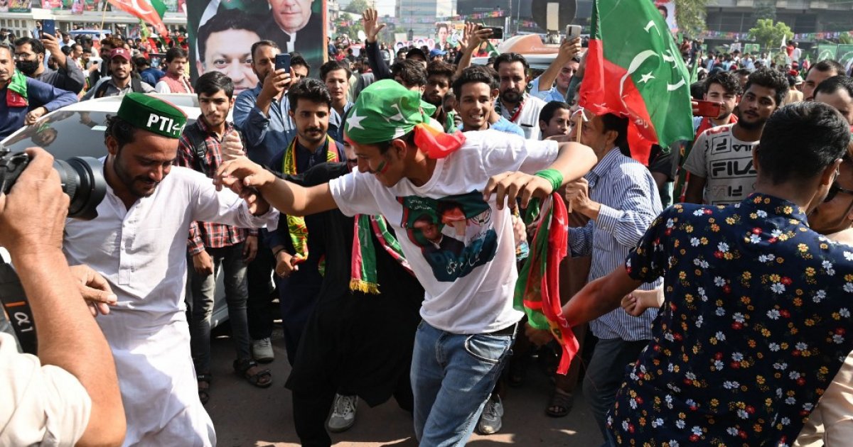 Imran Khan begins long march for early Pakistan election