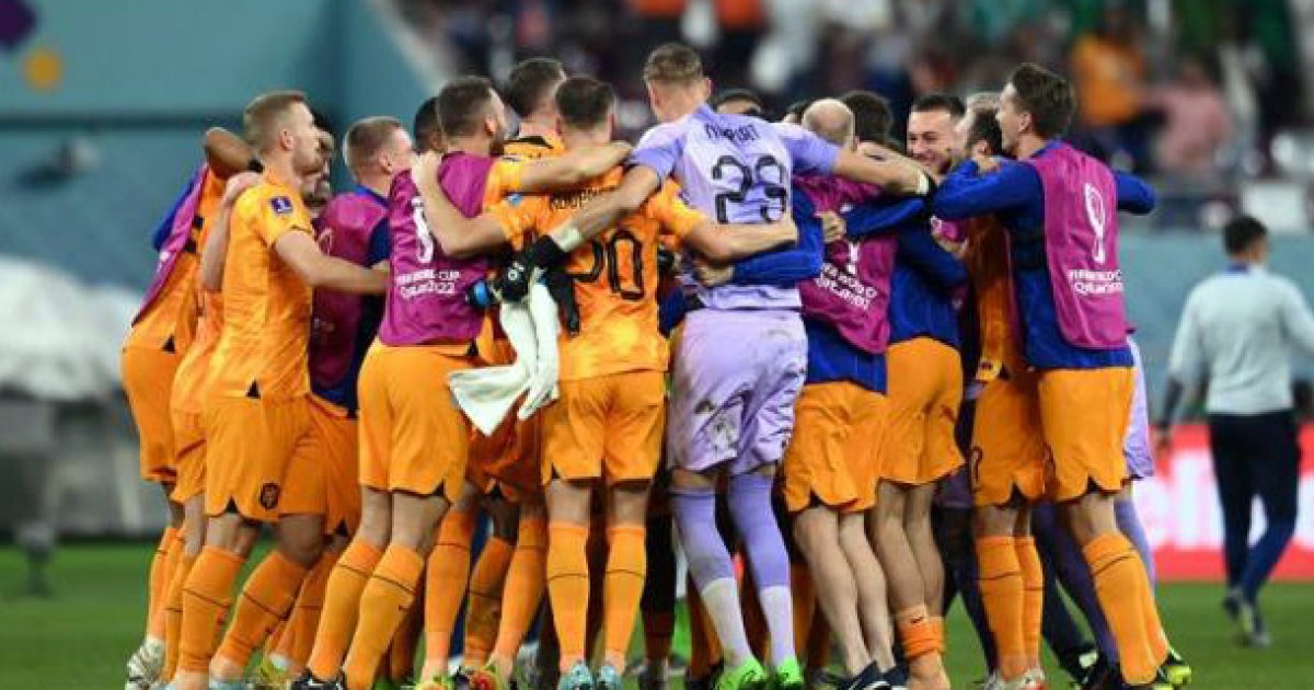 Dutch full backs show the way to the quarter-final