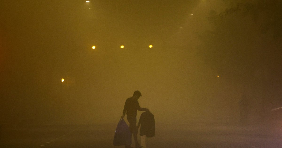 New Delhi fog disrupts air and rail travel