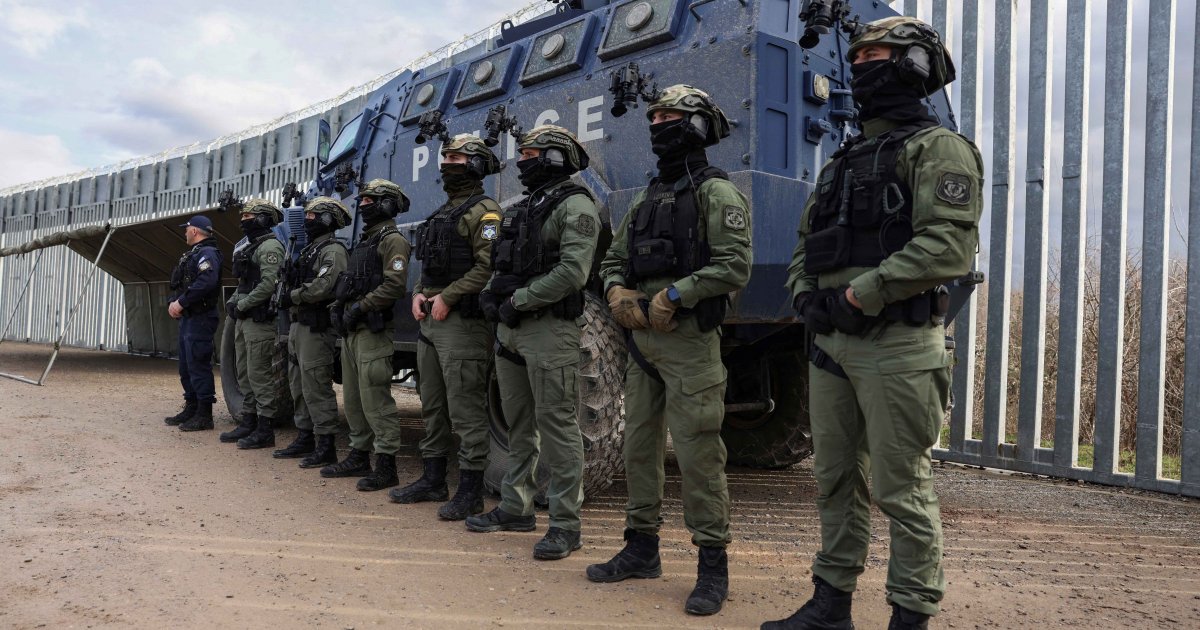 Greece expands fence along border with Turkey