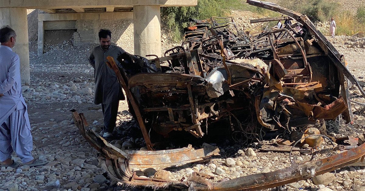 17 killed in bus-truck crash in Pakistan
