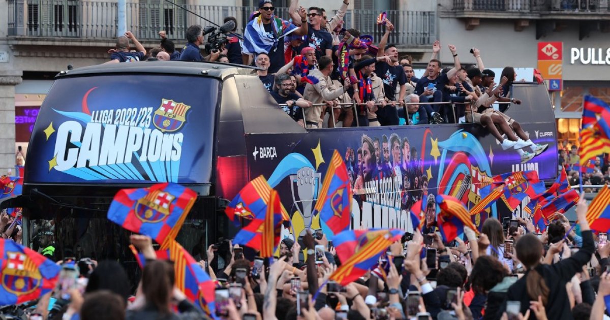 Barca fans celebrate league titles with players in parade