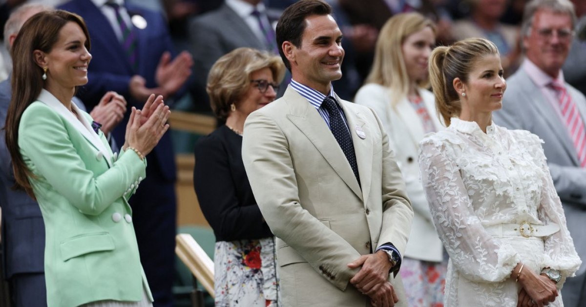 Federer wows Wimbledon crowd from royal box