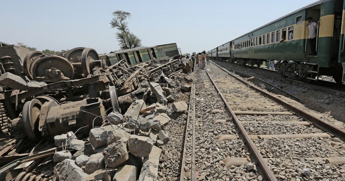 30 killed after train derails in Pakistan