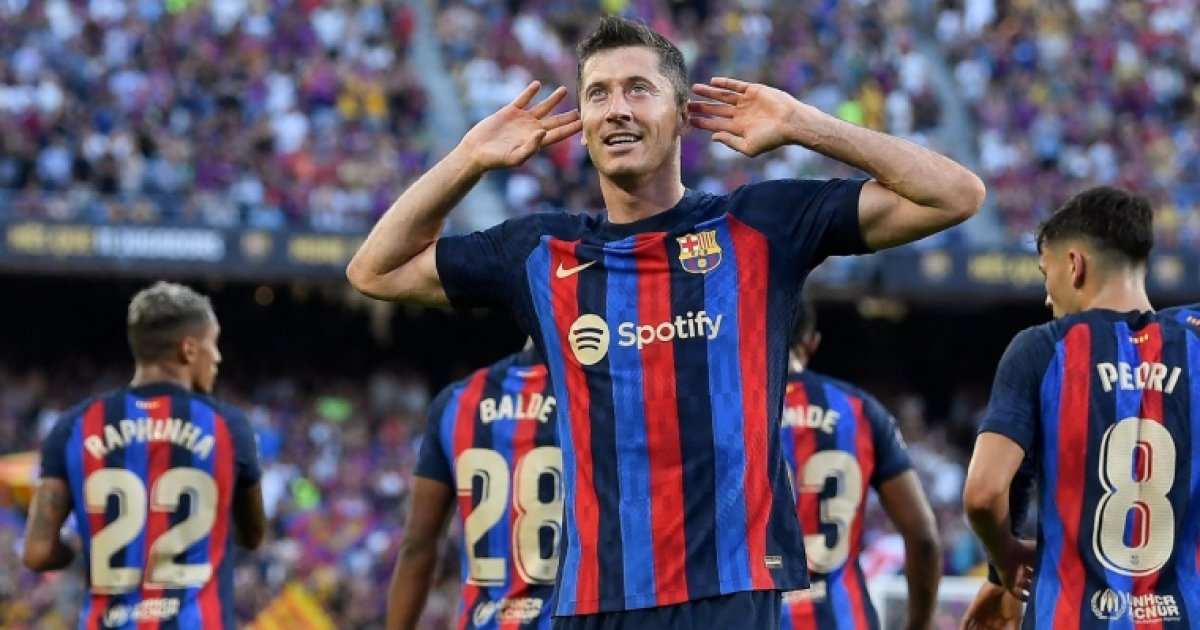 Lewandowski on bench for Barca's showdown with Inter