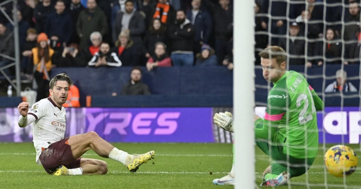 Man City end winless run as Chelsea crash at Everton