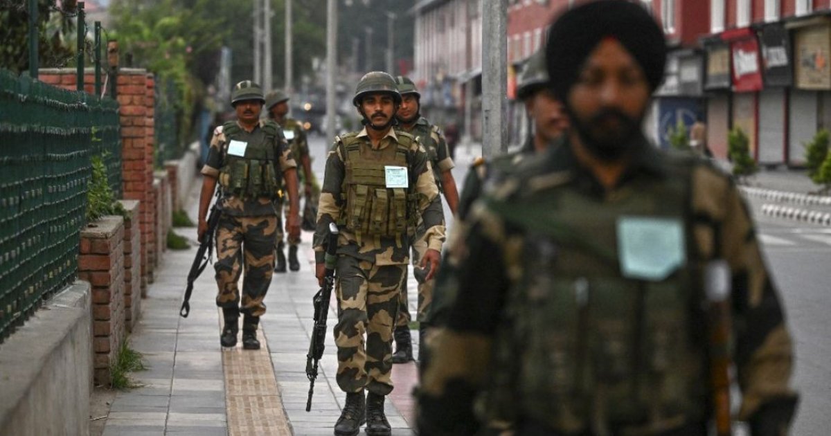 Indian soldiers in Kashmir gun down two suspected rebels