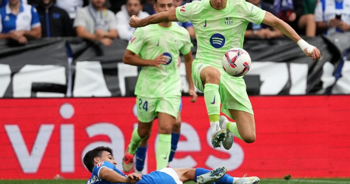 Lewandowski's quickfire hat-trick powers LaLiga leaders Barca