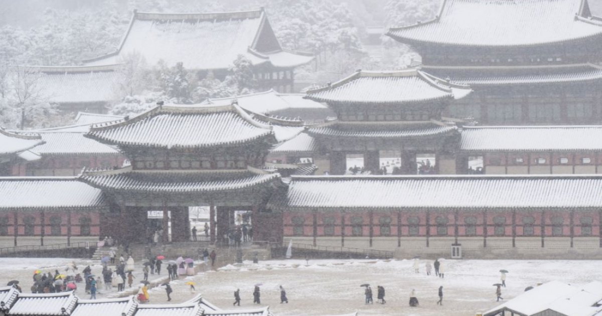 Seoul hit by heaviest November snowfall in over 100 years