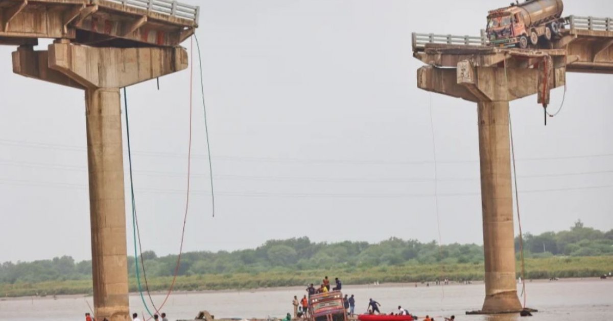 Bridge collapse kills 9 in Gujarat