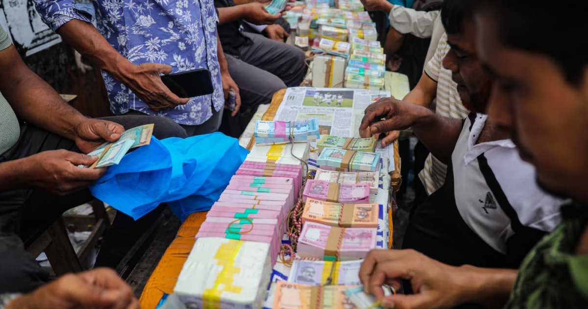 New banknotes selling publicly on footpaths