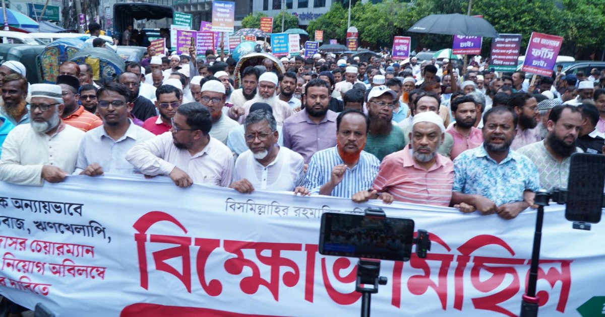 Islami Bank reeling after Tk1,200C daily panic withdrawals