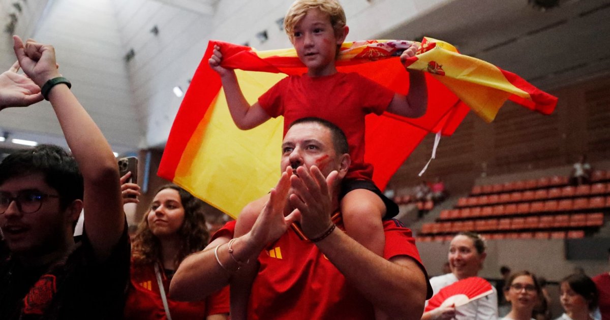 Spain fans celebrate World Cup glory