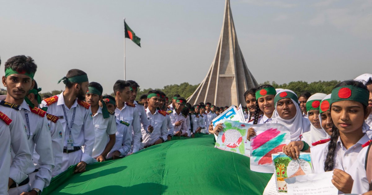 Independence Day: Students carry 64 feet long flag at national memorial