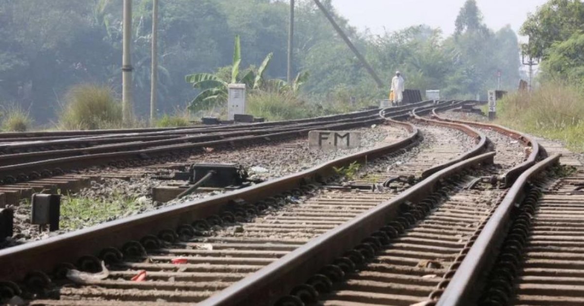 15-year-old dies as train hits him in Dhaka’s Tejgaon