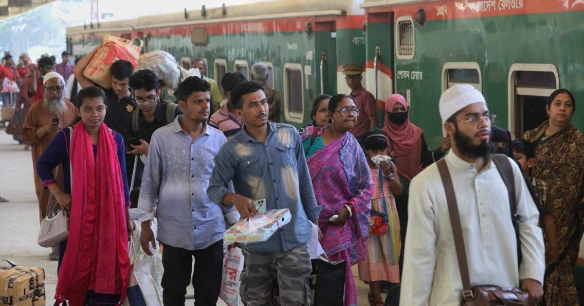 Eid exodus: Dhaka residents start leaving for hometowns by train