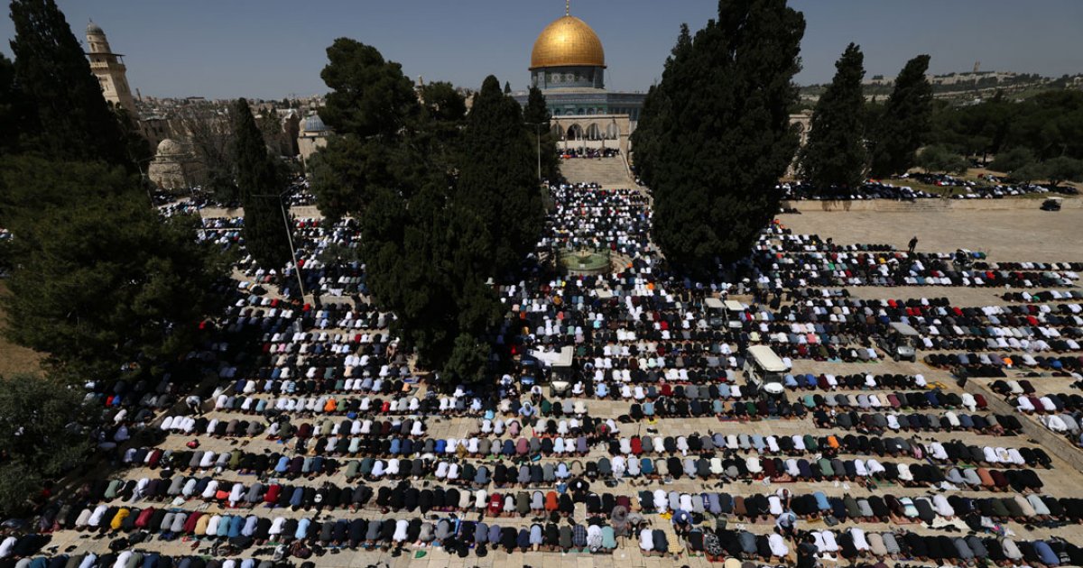 Palestinian Muslims mark sad and tense 'holiest Ramadan night' in Jerusalem