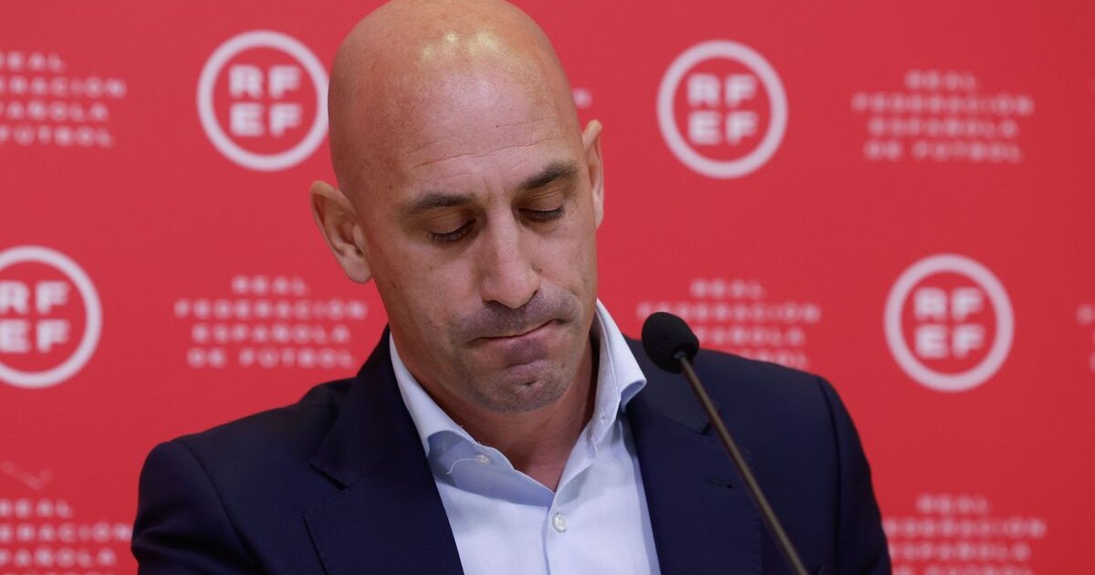 Spanish football boss apologizes for kissing World Cup star