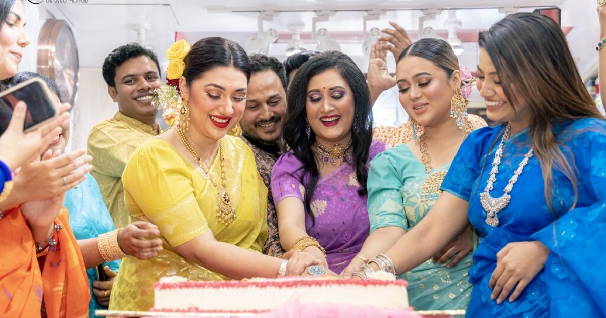 Apu Biswas opens Rongpolli's new outlet