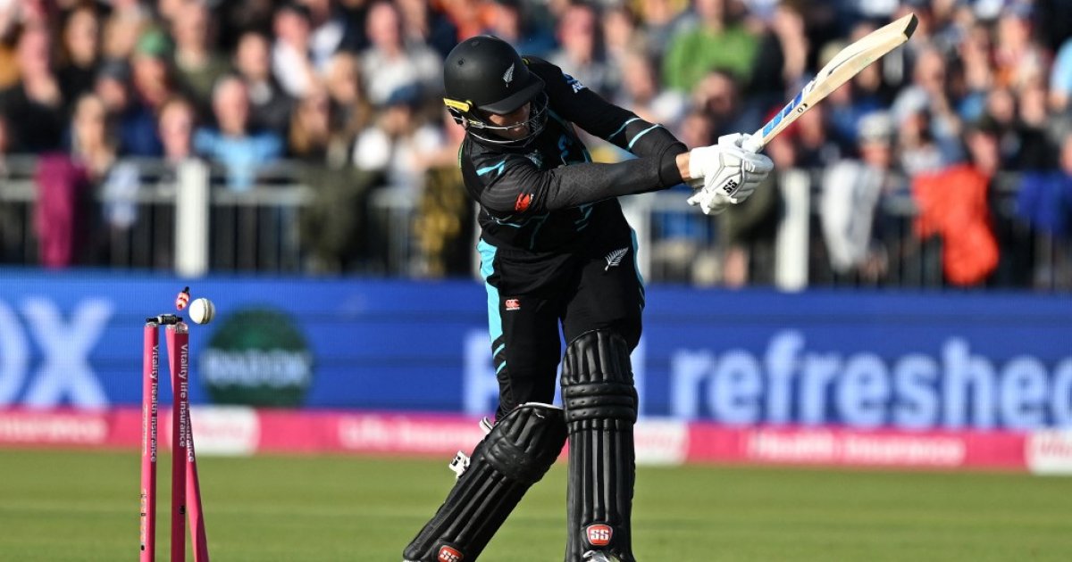 Carse strikes on debut as England win NZ T20 opener