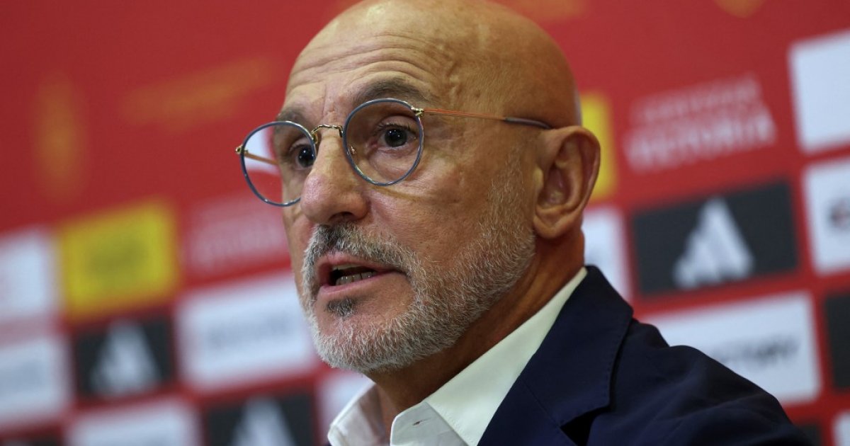 Spain coach apologizes for applauding Rubiales speech